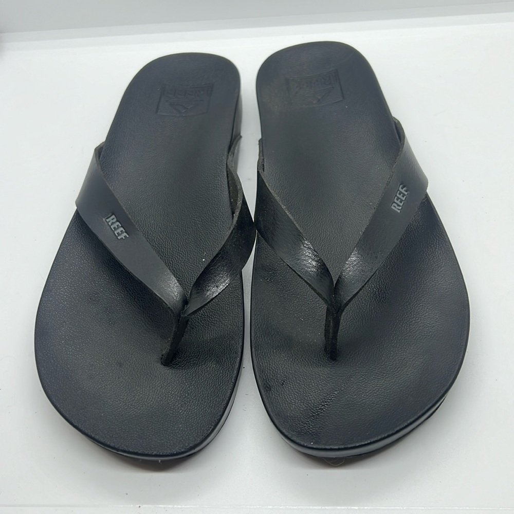 Black Almost New Reef Slippers - Gem